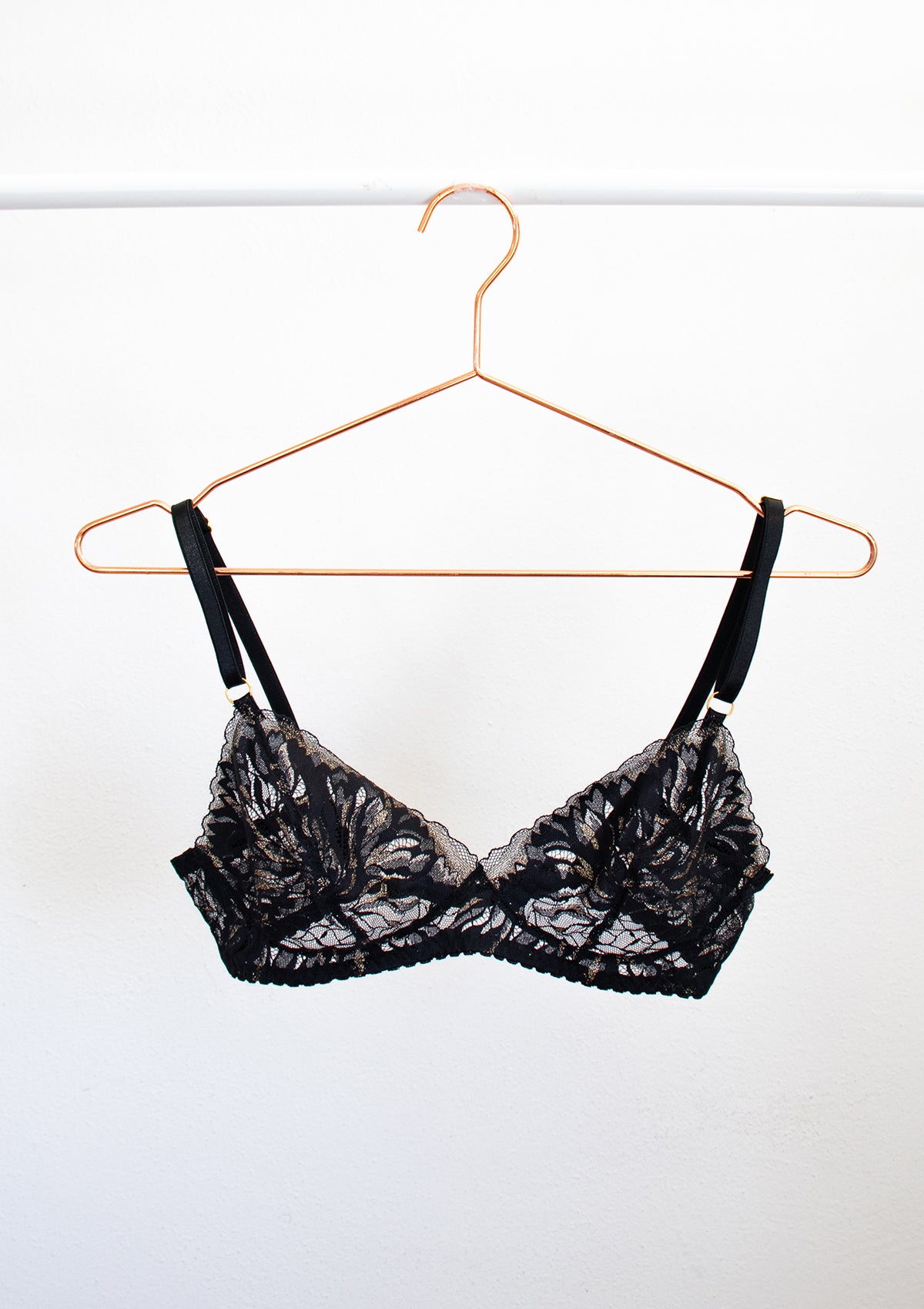 BRALETTE NEGRO CON HILO DORADO| Lencería Fina México